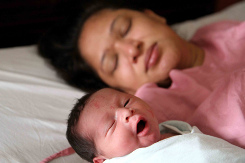 ISSS da reconocimiento a madres de primeros bebés de este día especial