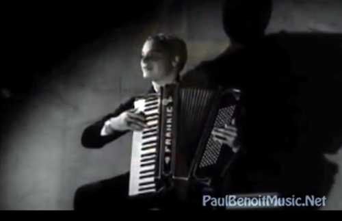 Paul Benoit, sus canciones y su guitarra en El Salvador