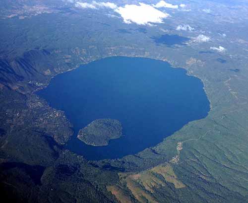 Vista aérea del Lago de Coatepeque