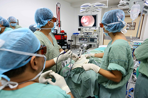 ISSS realiza primera microcirugía de laringe con láser