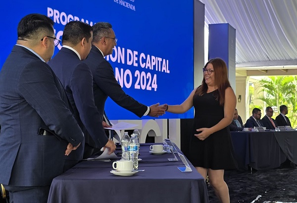 Hacienda gradúa a jóvenes bajo Programa de Formación de Capital Humano 2024